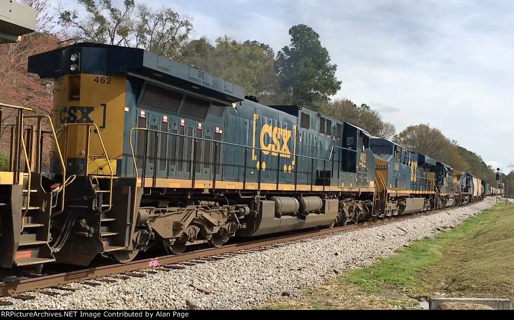 CSX 462 runs second